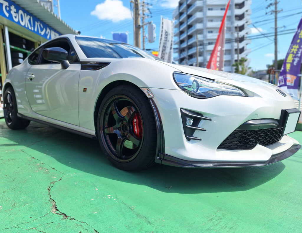 トヨタ GR86 gramLIGHTS 57CR 18×8.5J MINERVA 235/40R18｜ホイール・タイヤならホイールガレージ